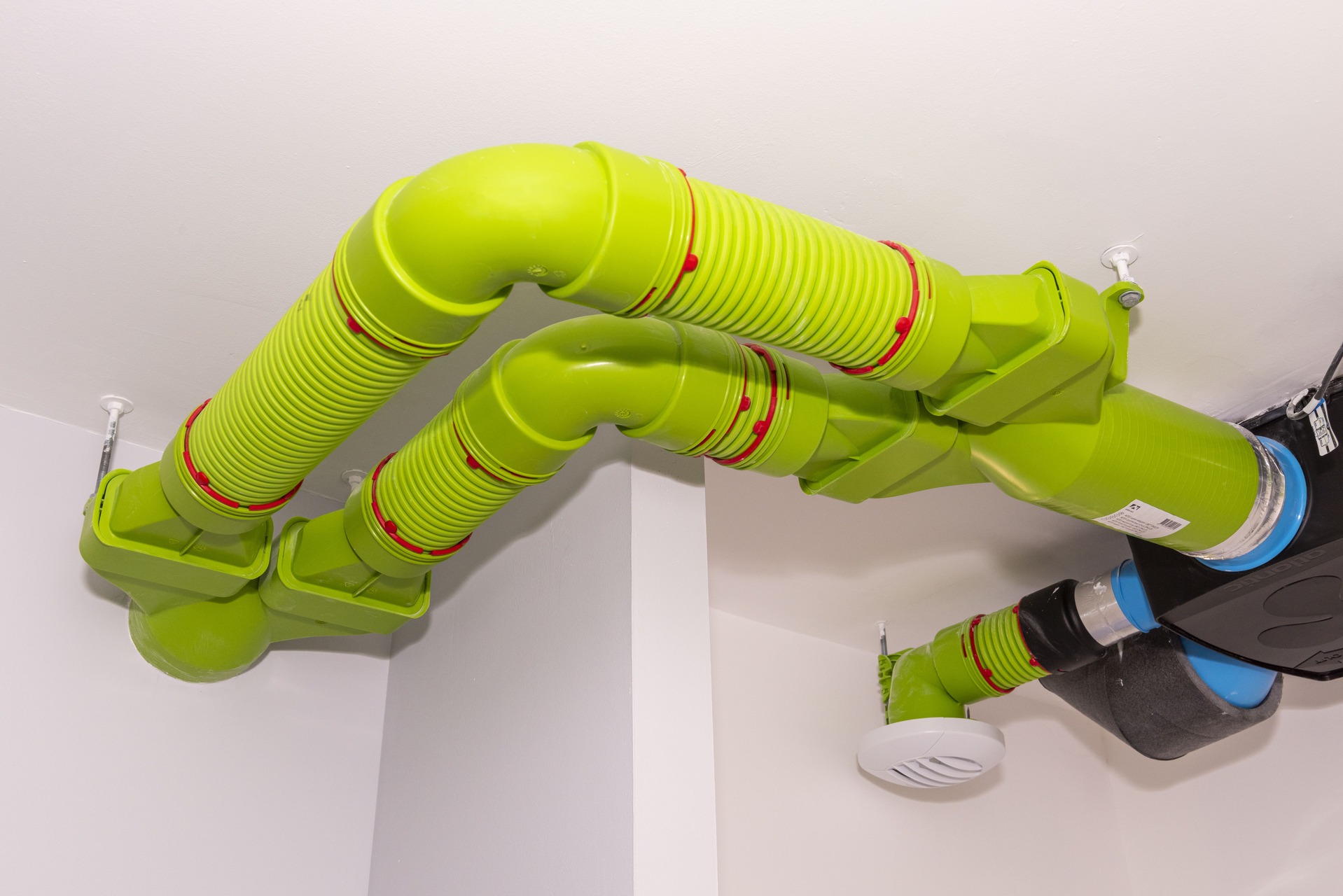 Freddy de Koh-Lanta, devenu auto-constructeur, a choisi Air Excellent d'Ubbink pour son réseau ...